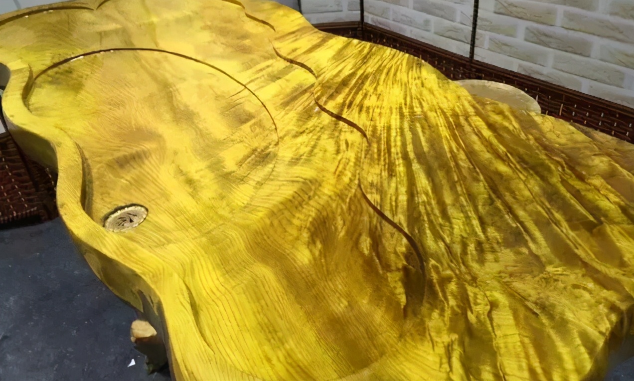 The villagers dug out the "human-shaped" wood, and the skin turned ...