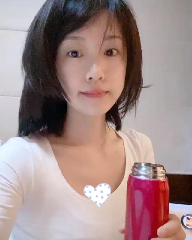 36-year-old Li Nian went to the exhibition alone, her slender back ...