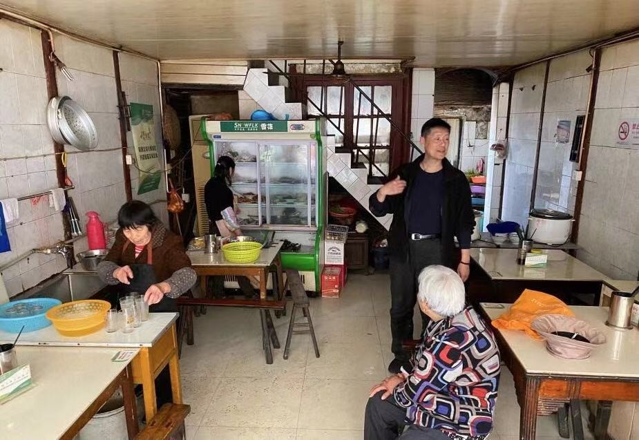 There is a small broken shop in a small Shanghai town that doesn't even ...