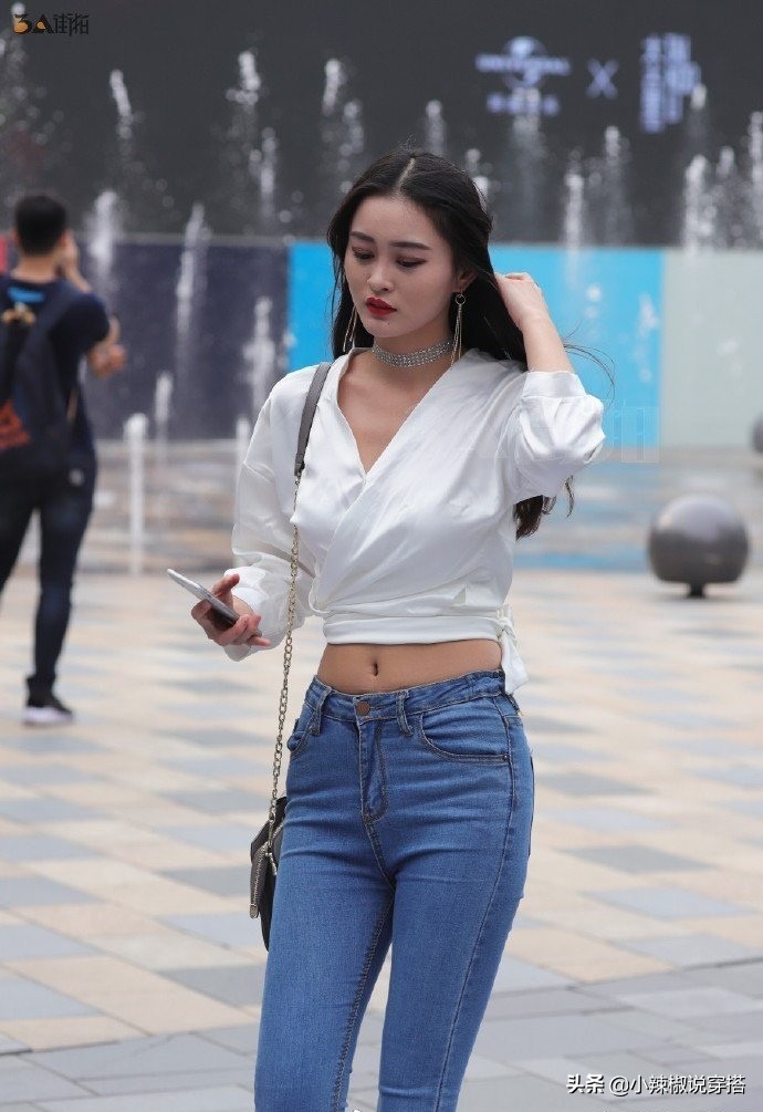 V-neck waistless white shirt + skinny jeans, full of simple style, full ...