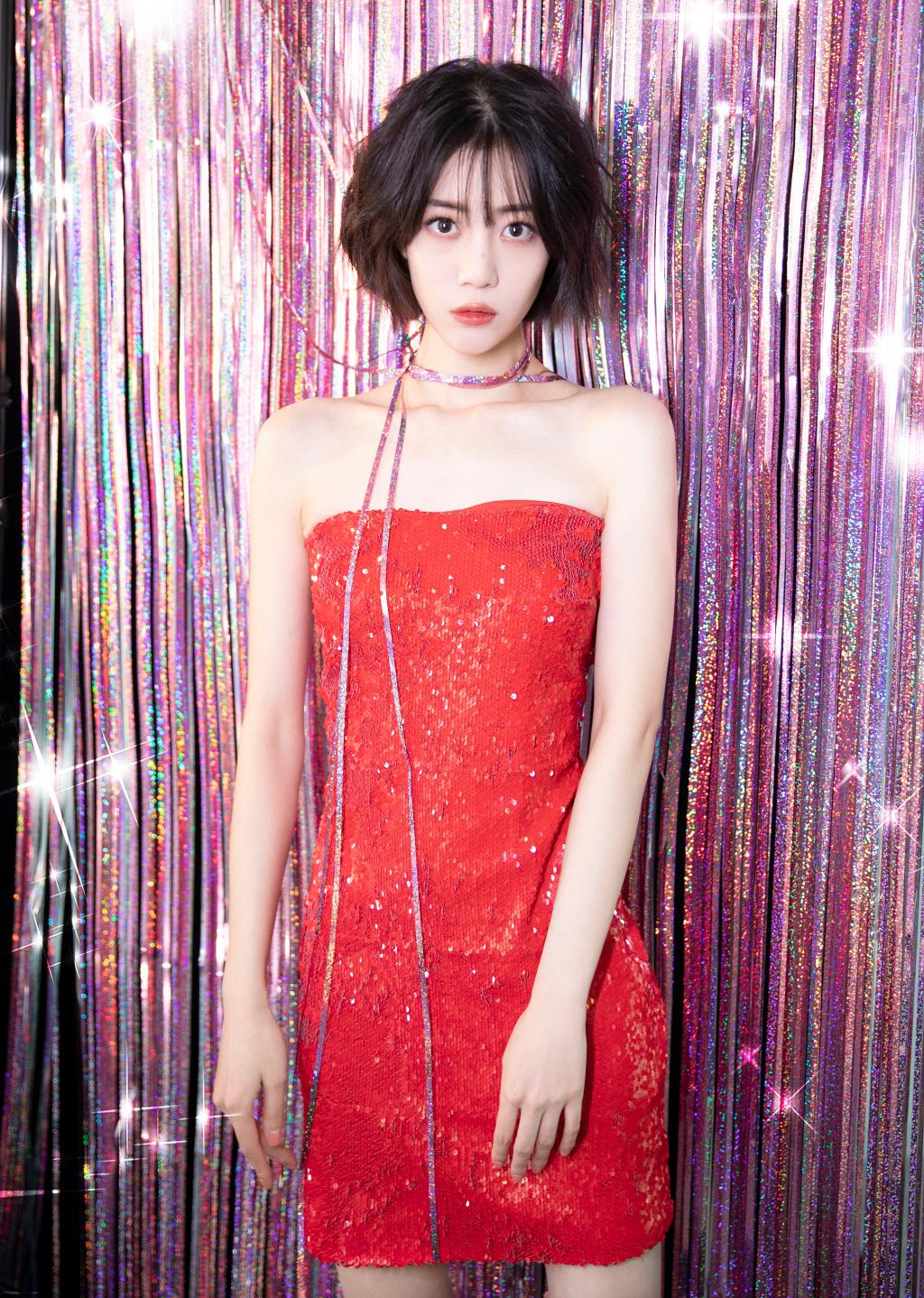 Li Xirui's black suspender skirt has a big beautiful back, and the ...