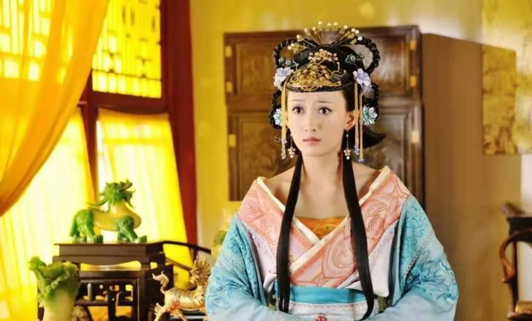 The commoner woman entered the palace to be the queen, and did ...