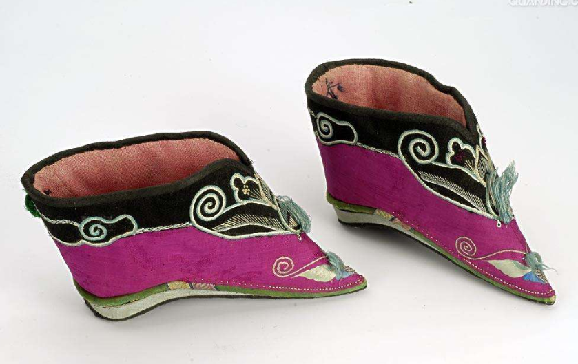 Why did the ancient concubines need the support of the eunuch when they ...