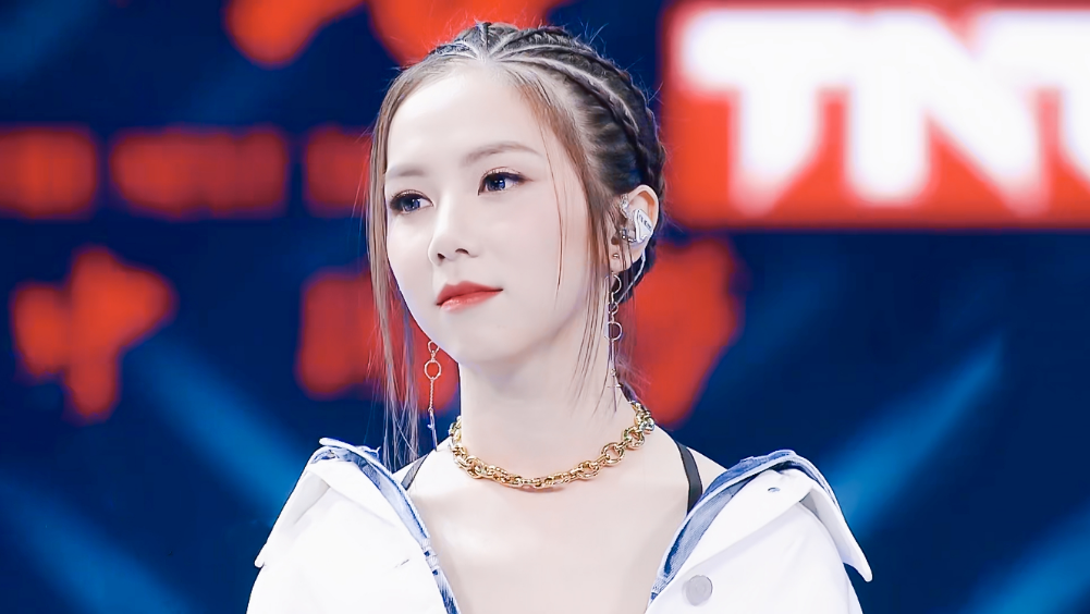 Deng Ziqi, who is accustomed to heavy make-up, looks so beautiful with ...