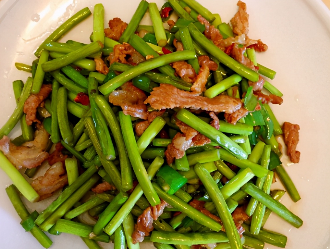 Stir-fried garlic moss like this, it is crispy, green and tasty, share ...