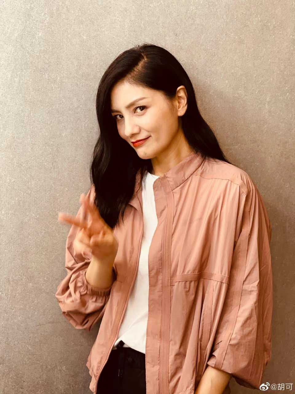 Sha Yi's wife, Hu Ke, is showing up recently. She only pats her profile ...