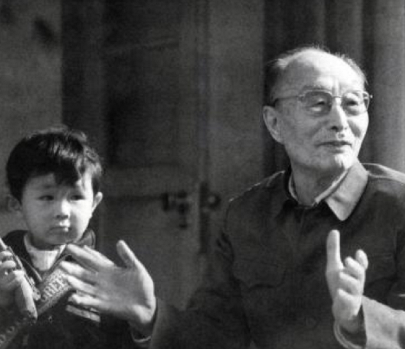 Founding Admiral Zhang Aiping was buried in danger of serious injury ...