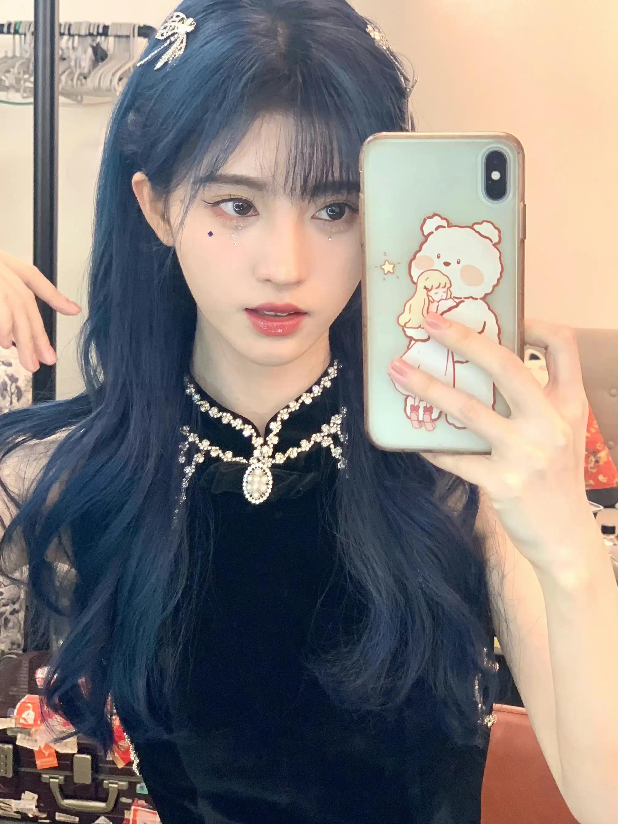 Ju Jingyi takes a selfie with blue hair, her new hairstyle is so ...