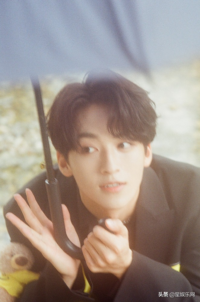 The photo of He Luoluo port under umbrellas releases a full sense of ...