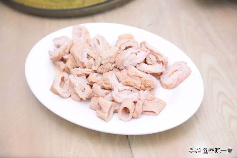 This is the correct way to clean the large intestine of pigs. It is ...