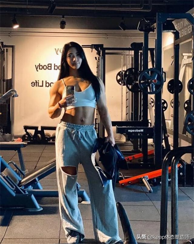 South Korean "King Kong Barbie" Kim Semi, with a sweet face and a ...