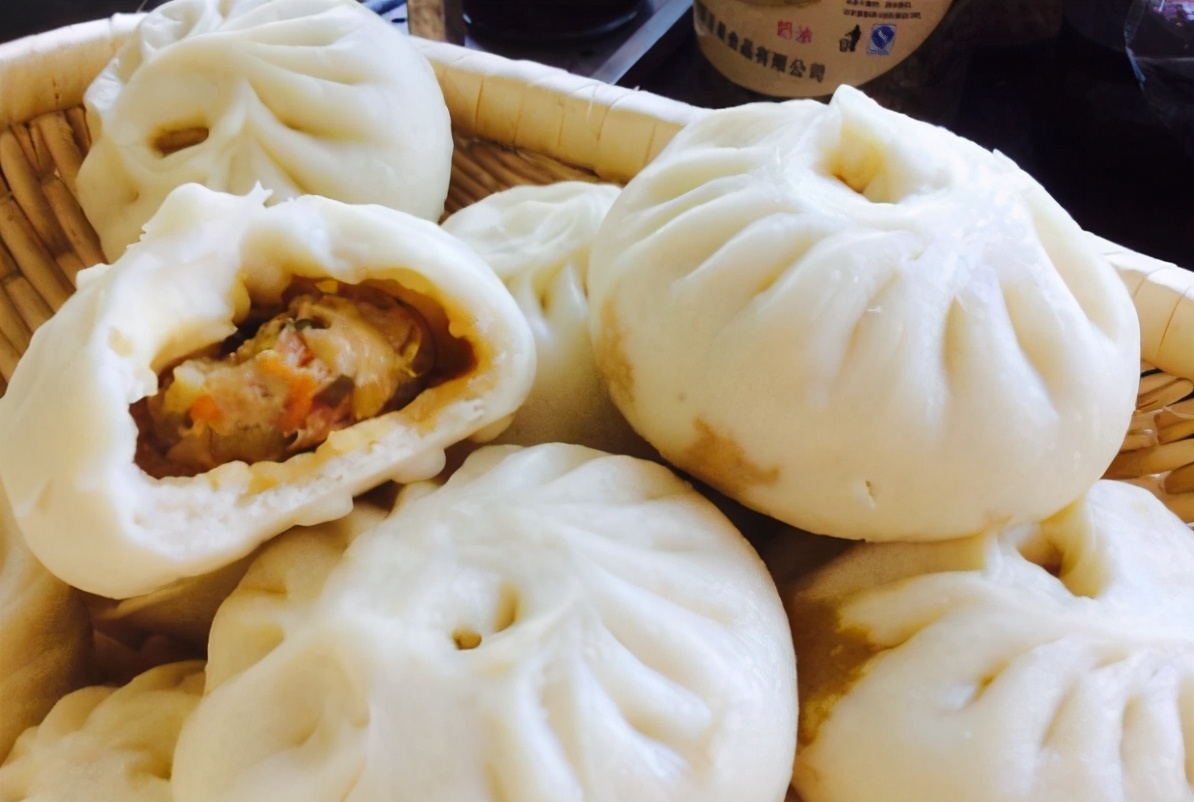 Steamed buns, cold water or hot water?That's right, the buns are fluffy ...