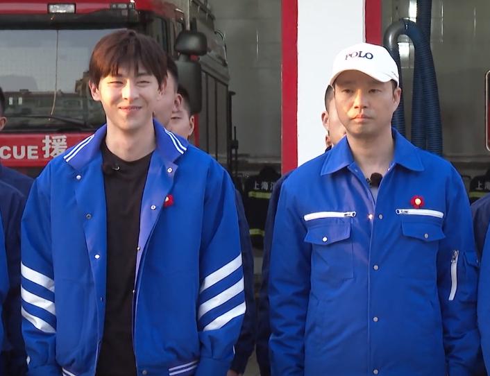 The firefighter introduced himself, Deng Lun laughed many times, and ...