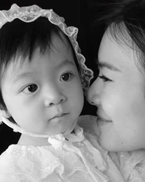 The host Chen Chenhan posted a family portrait. He was like a sibling ...