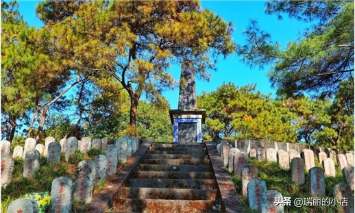 4 kneeling Japanese bandits in the National War Cemetery - iMedia
