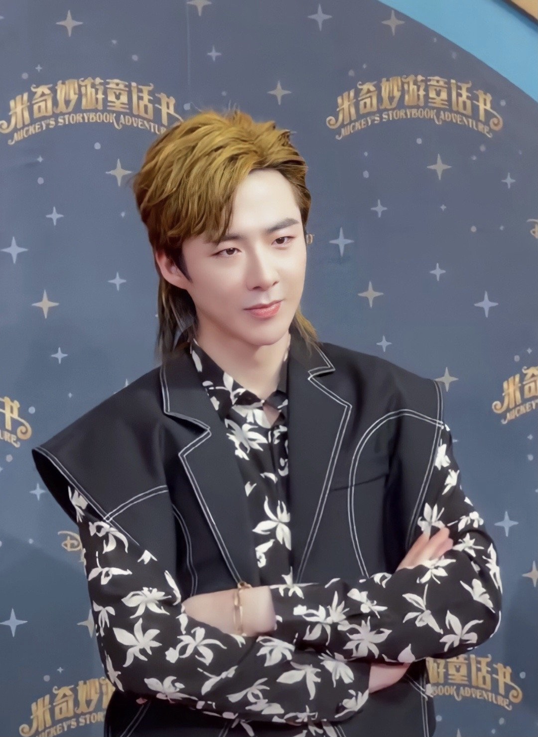 Liu Yuning's life picture is praised as a Disney prince, and his legs are superior - iNEWS