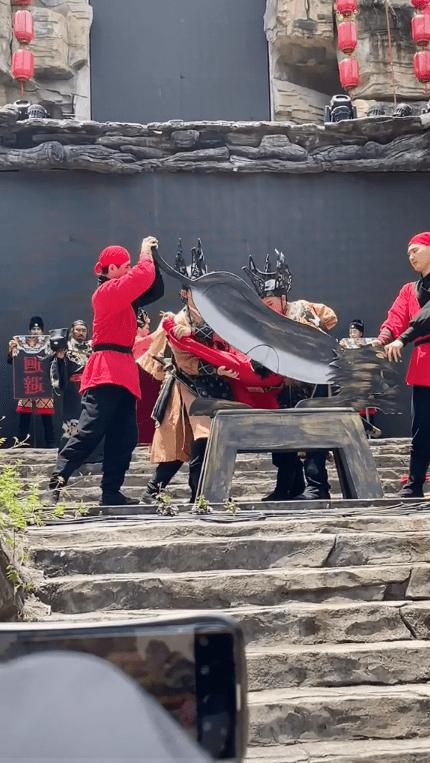 This is how the beheading scene was filmed!The image of the execution ...