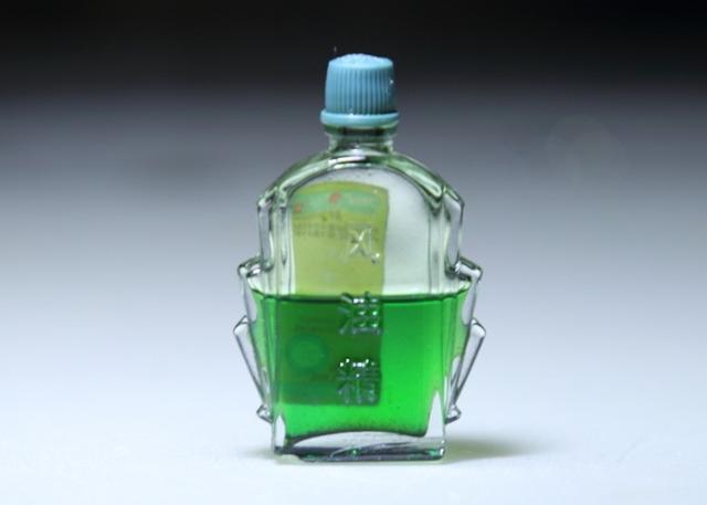 Before going to bed, a male friend puts a few drops of Fengyou essence ...