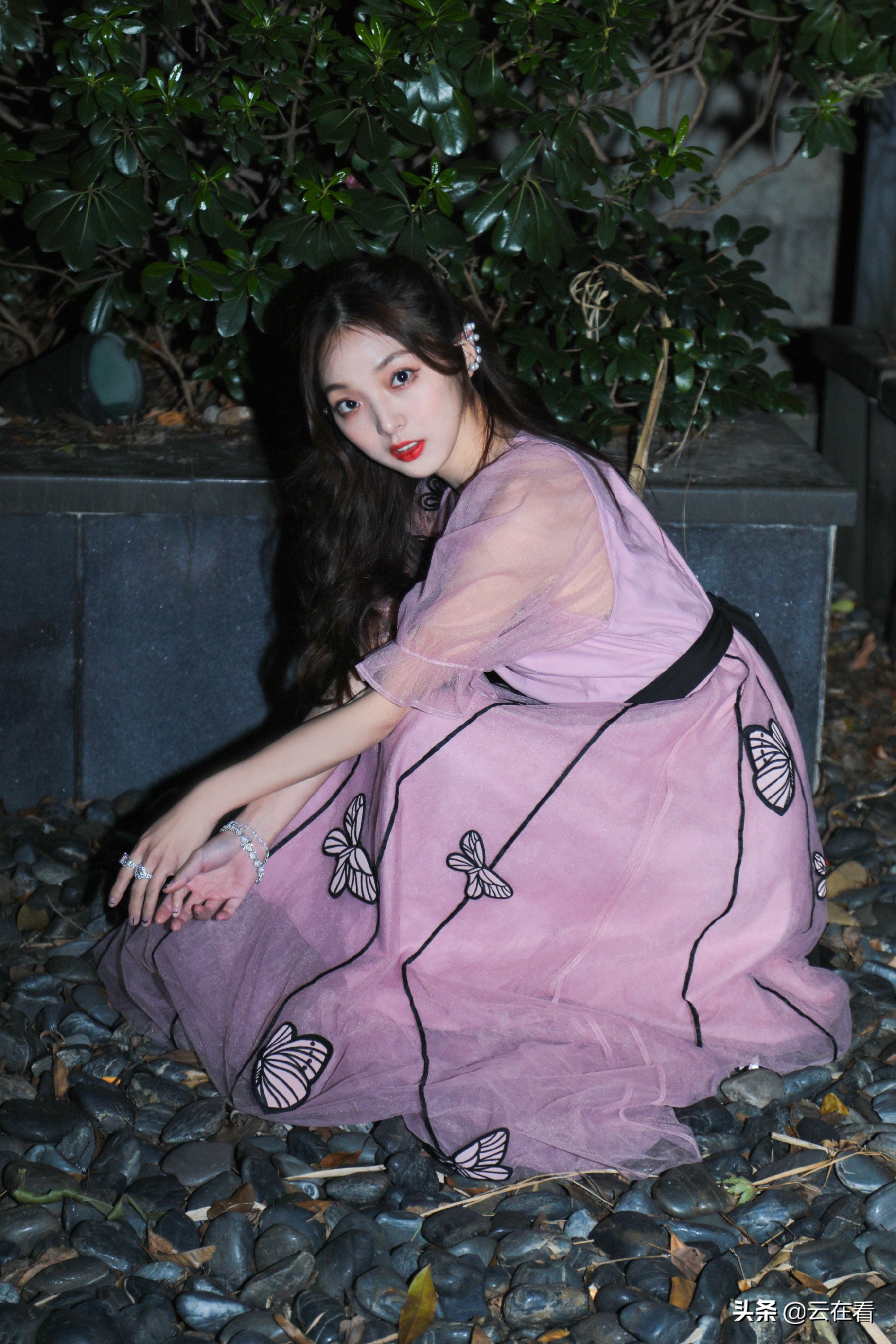 Beautiful singer Qiang Dongyue's charming photo appreciation, more and ...