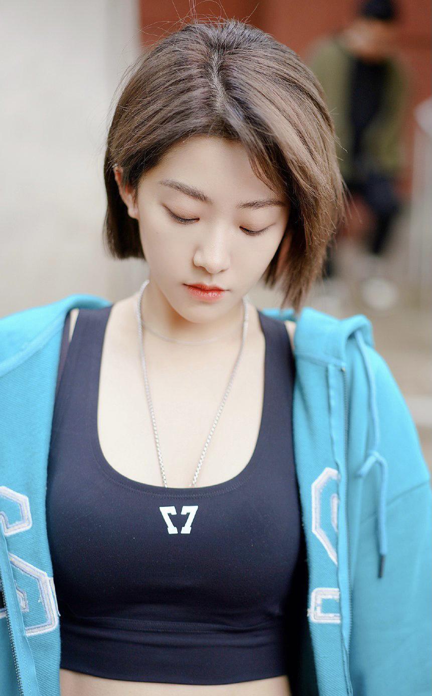 Yu Yan pushed the door to launch a sense of stunning, navel-cropping ...