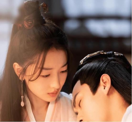 After Zhou Dongyu's "Eternal Jue Dust" was set, Liang Jie also heard ...