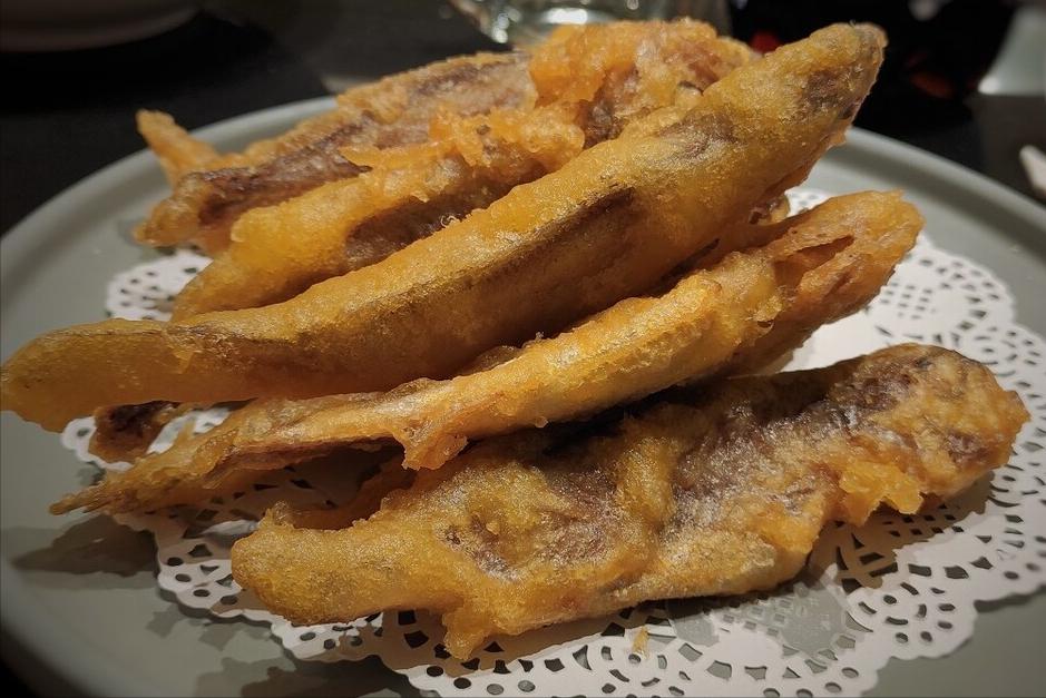 Deep-fried small yellow croaker, don't just add flour to it, put 2 more ...