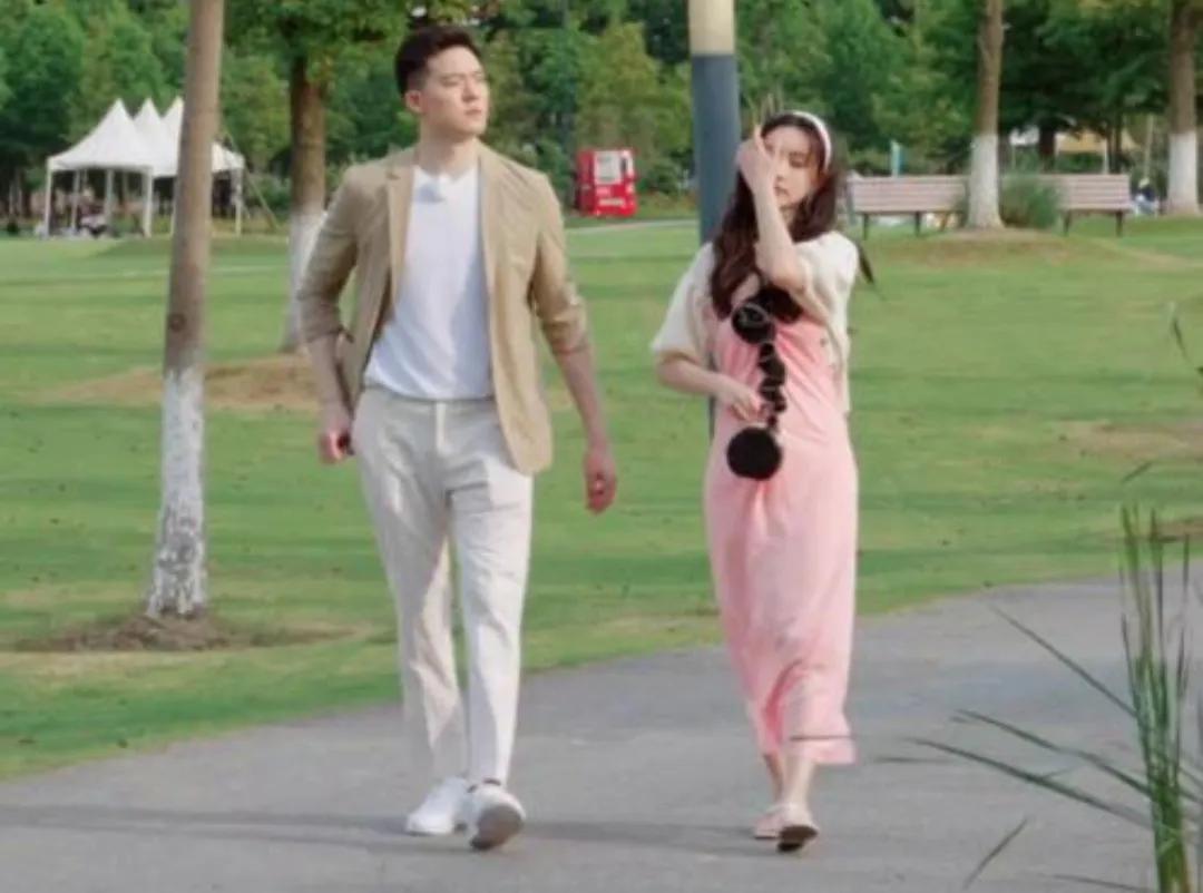 Meng Ziyi wears a pink dress for Wang Houjie. The height of high heels ...
