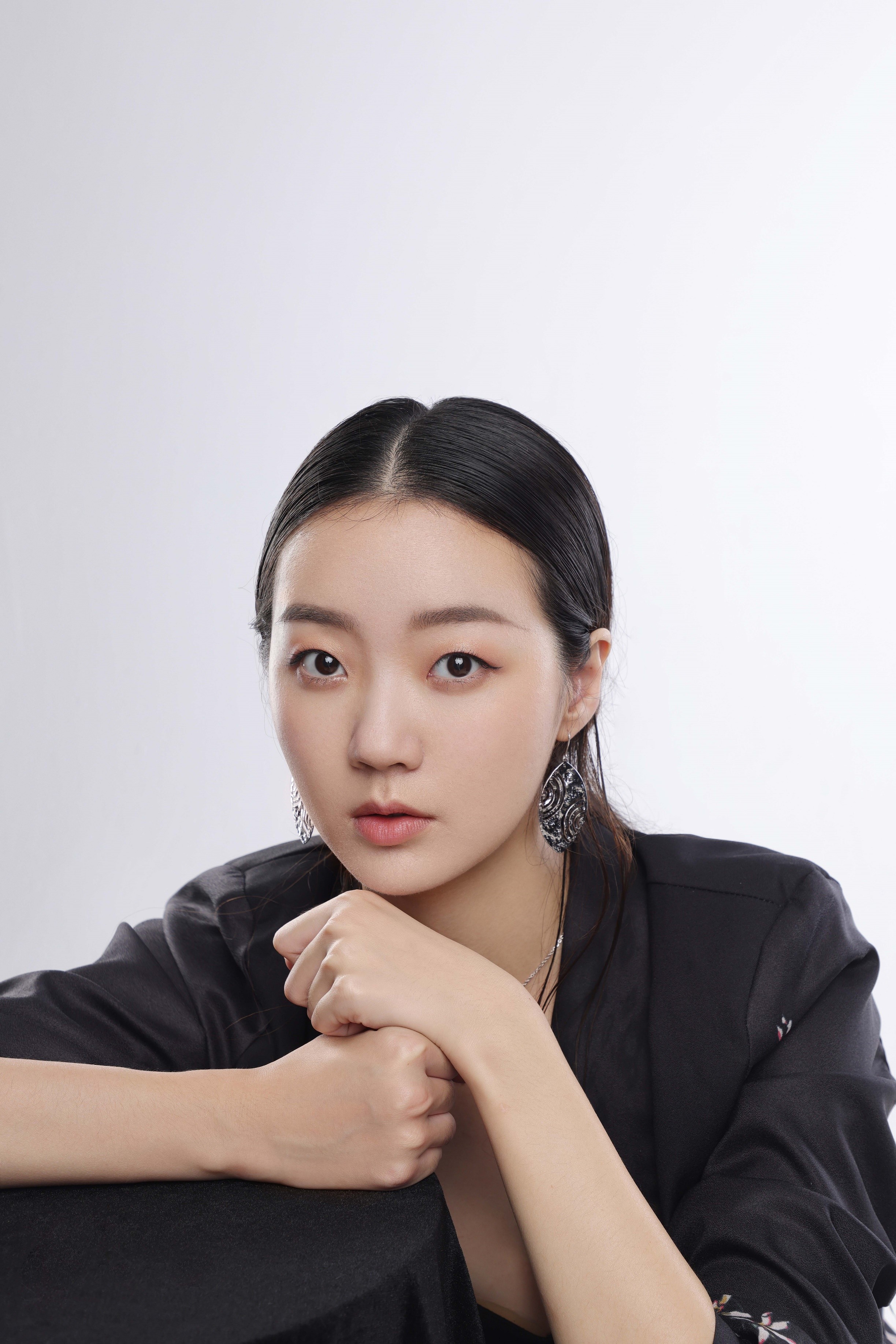 Zhang Yuning incarnates "Black Peacock" in a sexy and elegant dress ...