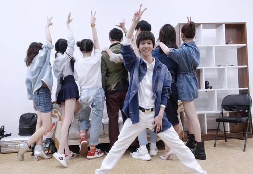 Little Fresh Meat, who was sent to a doctor for a cut finger, switched ...