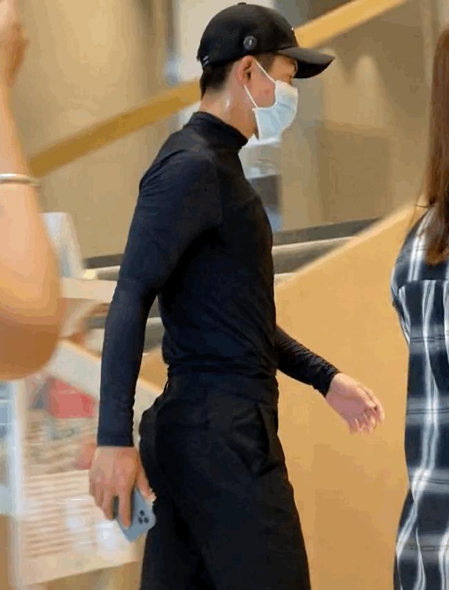 Zhang Zhehan's figure is on the hot search, square buttocks steal the ...