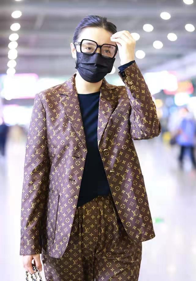 40-year-old Song Jia is too ostentatious, wearing a LV suit full of ...
