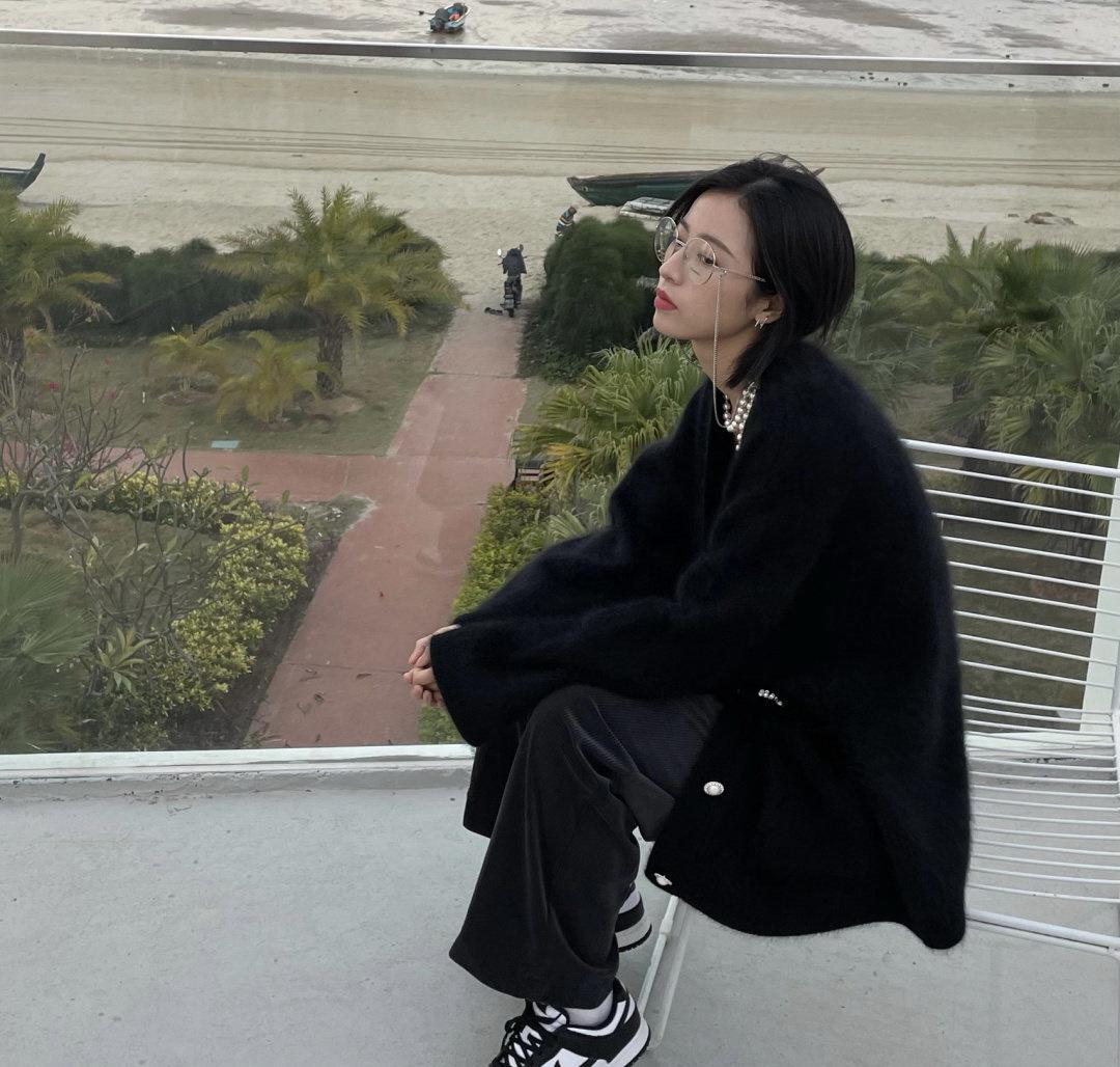 Zhou Yutong's daily private clothes update, red sweater with shirt ...