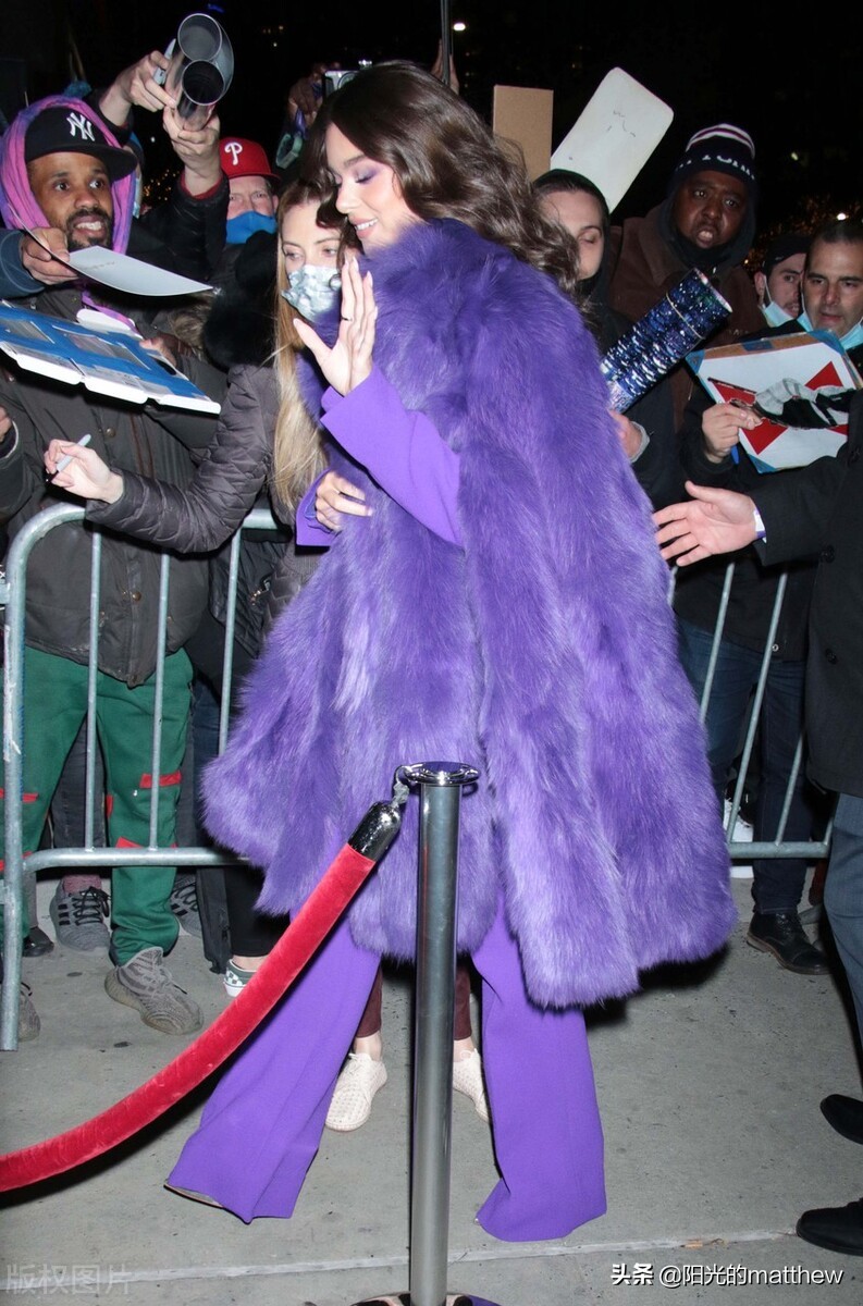 Hailee Steinfeld's sapphire blue suit is outfitted with a fur coat of ...