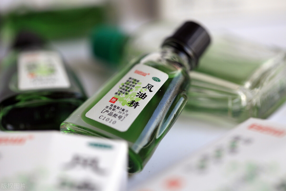 Before going to bed, a man drips Fengyou essence into his belly button ...