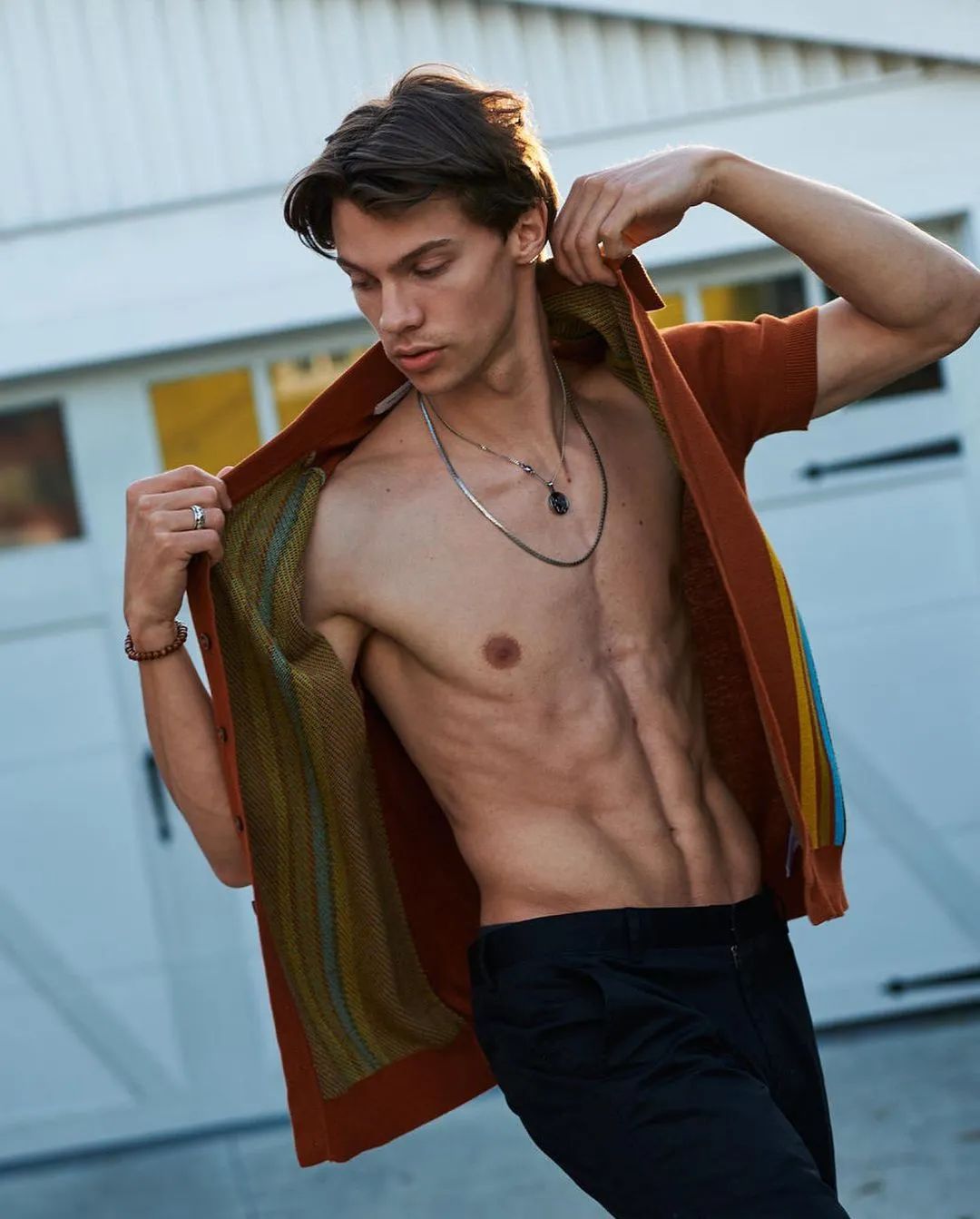 He adopted a cute little cat, who is handsome and caring - iNEWS