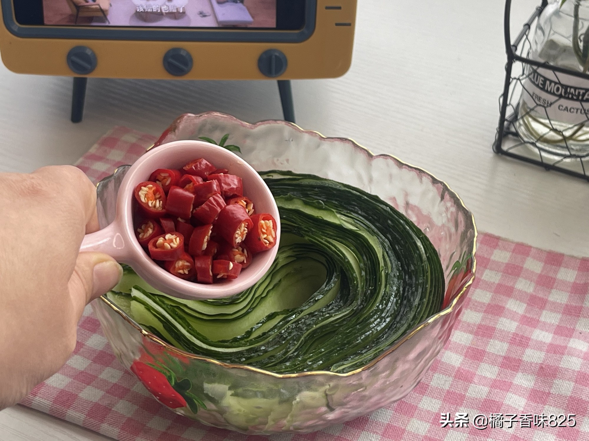 Cucumber is a new way to eat, it is the perfect pair with Sprite, sour ...