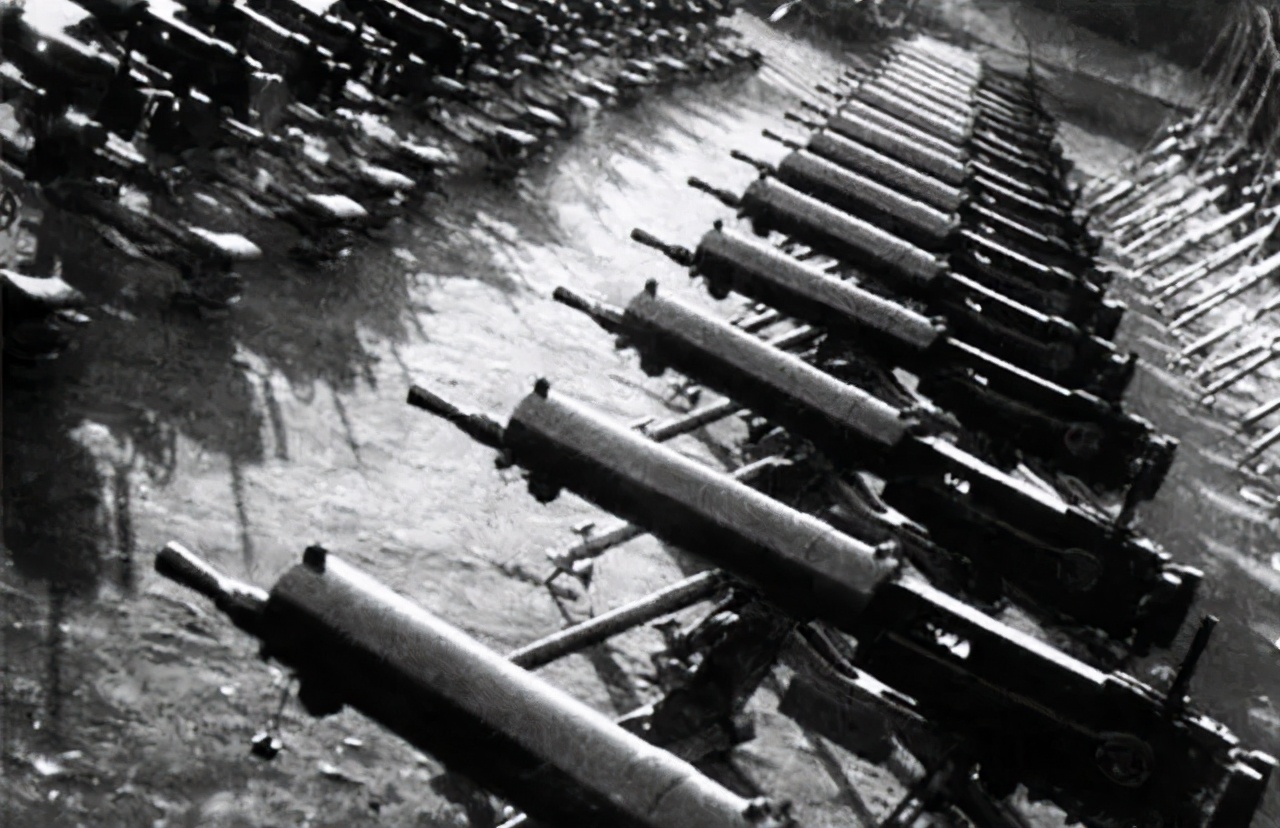 The Japanese army was besieging dozens of devils with a seized 92-type ...