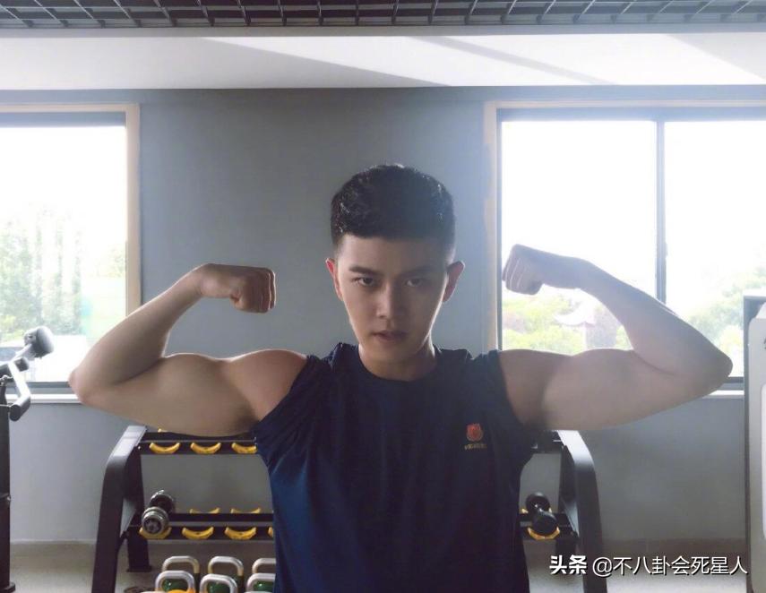 Another popular actor is suspected of using fake abs in acting, which ...