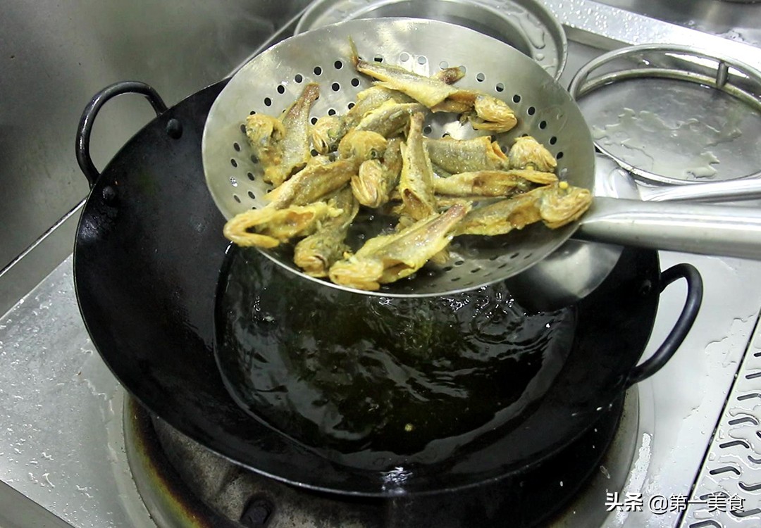 Scorched yellow croaker, fried first and then simmered, is more ...