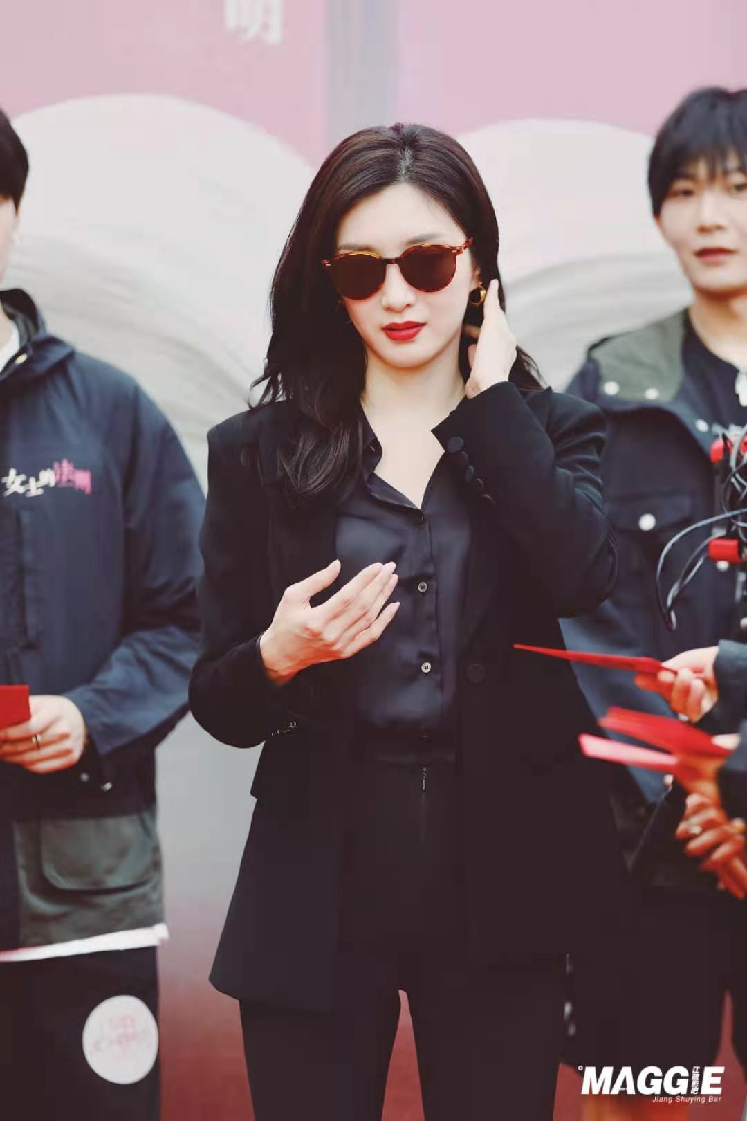 Jiang Shu Ying painted red lips to play a beautiful ladie, and Peng Hai ...