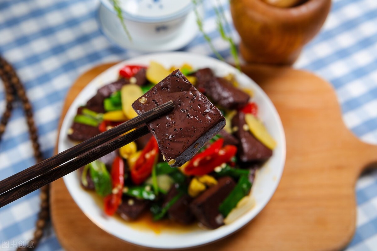 Stir-fried pig blood and sheep blood, do not cut it and fry it, make ...