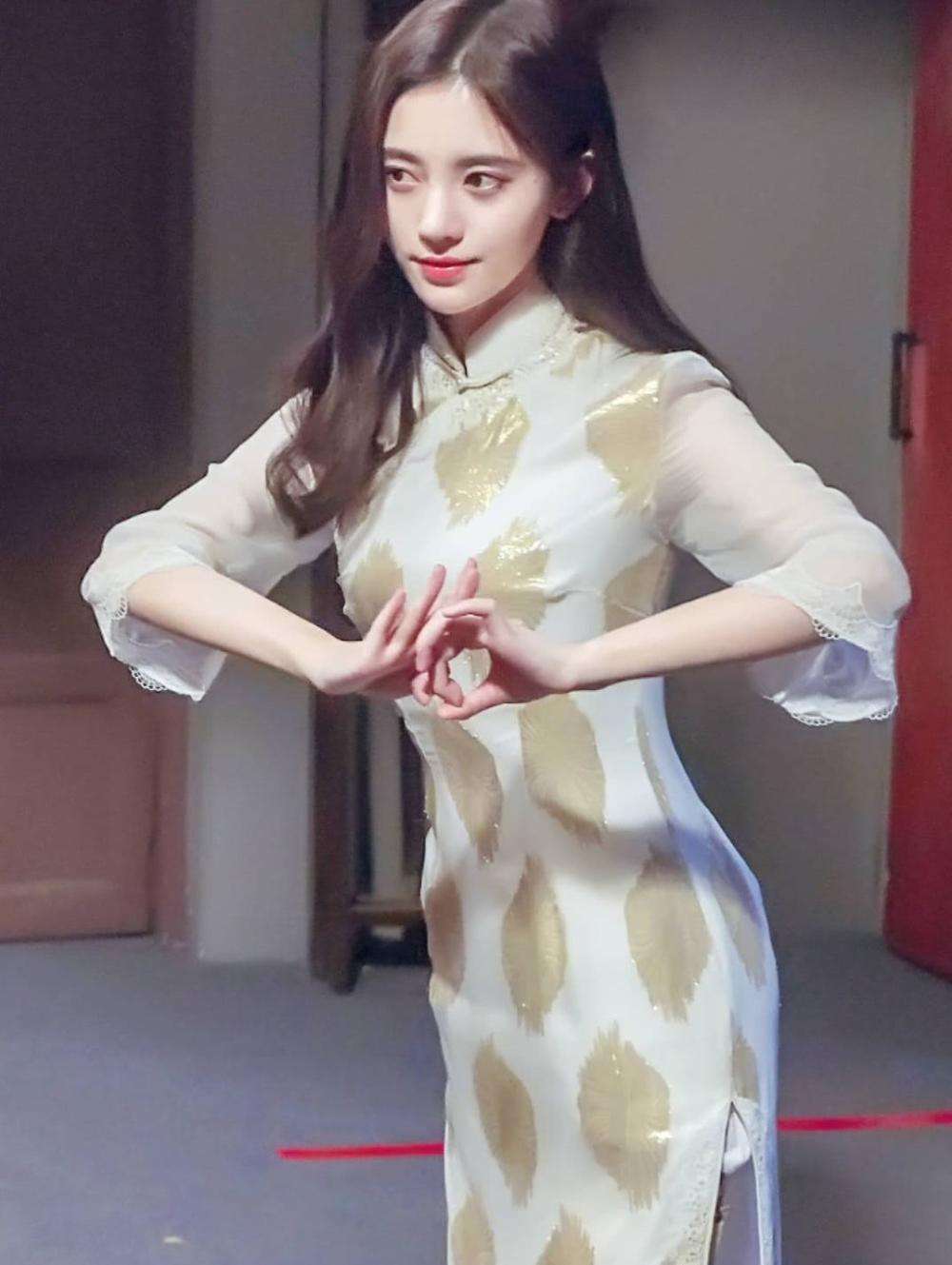 Ju Jingyi's waist is so thin - iNEWS