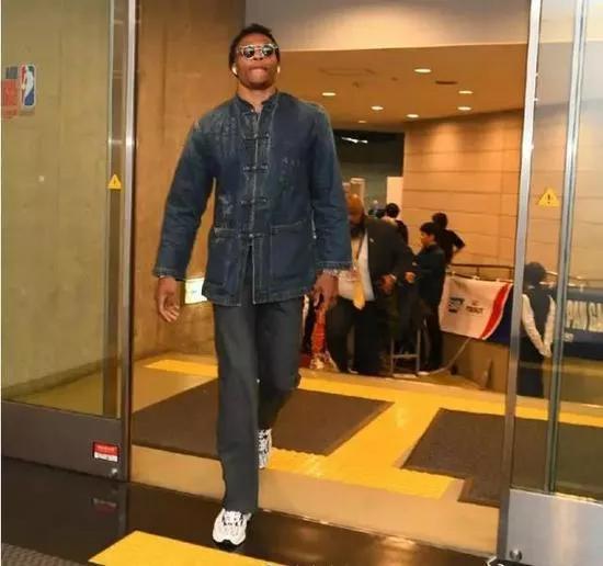 "Wei Shao" is very handsome in Tang suit - iNEWS