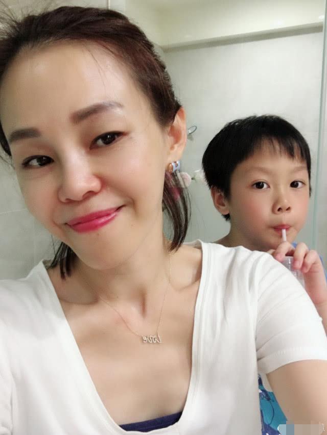 49-year-old Peng Jiahui and her boyfriend have a stable relationship, considering the growth of ...
