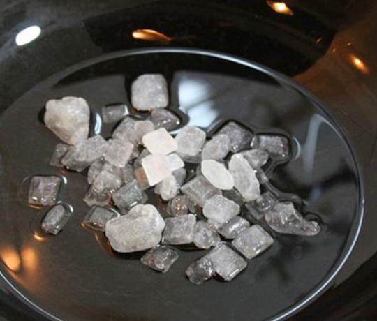 For frying sugar color, put the rock candy first, it's wrong, do one ...