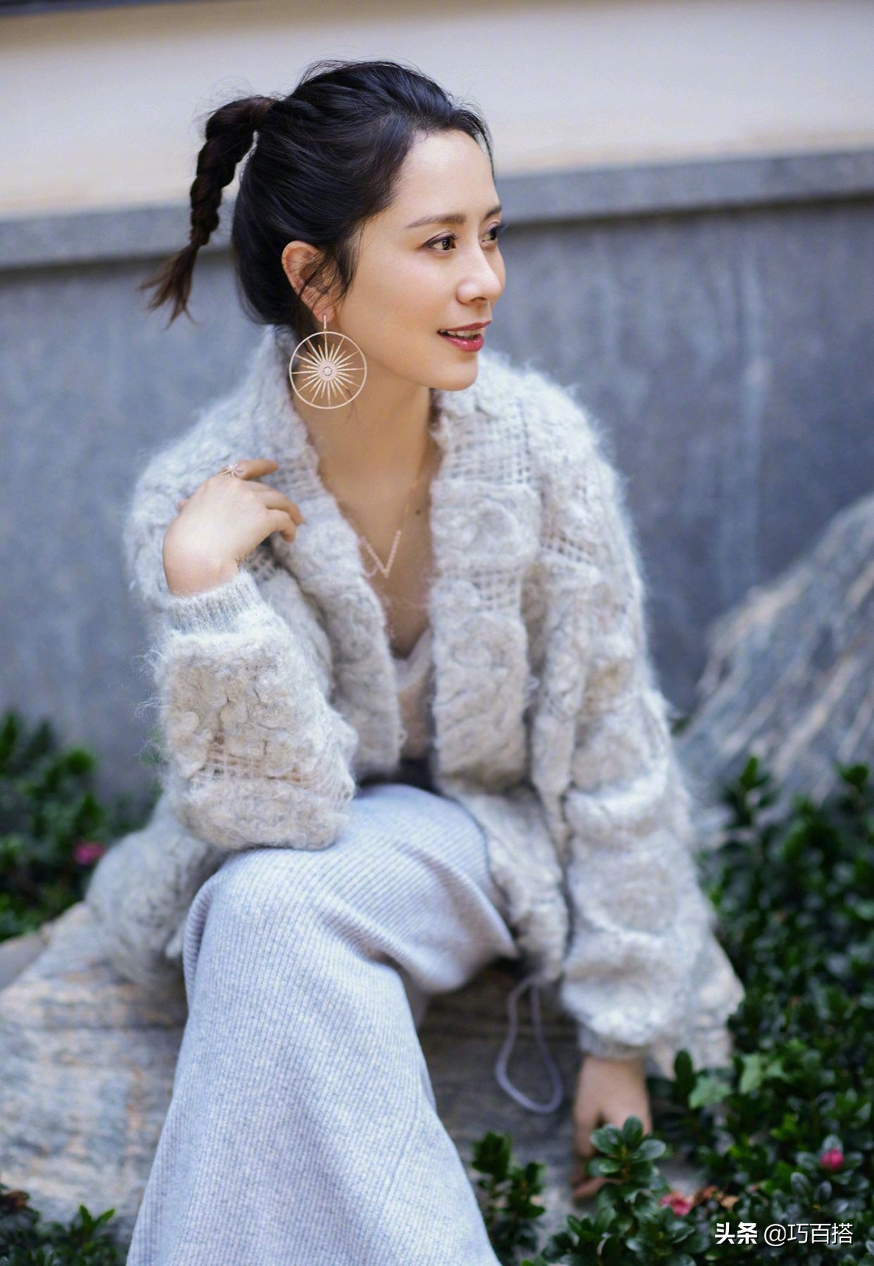 Haiqing is a master of dressing and matching, wearing the same color ...