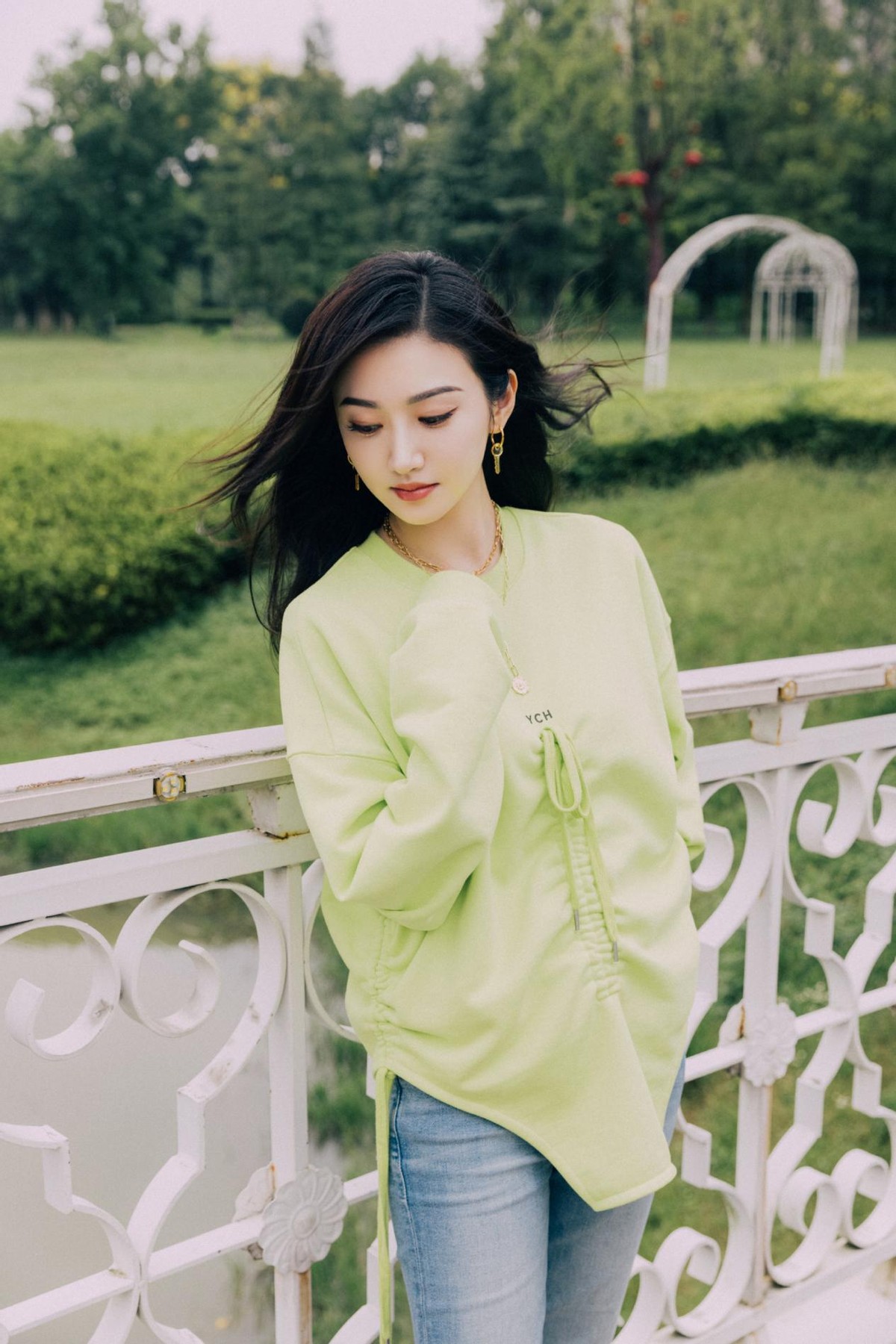 Tian Jing is really sweet and beautiful, the avocado green sweater and ...