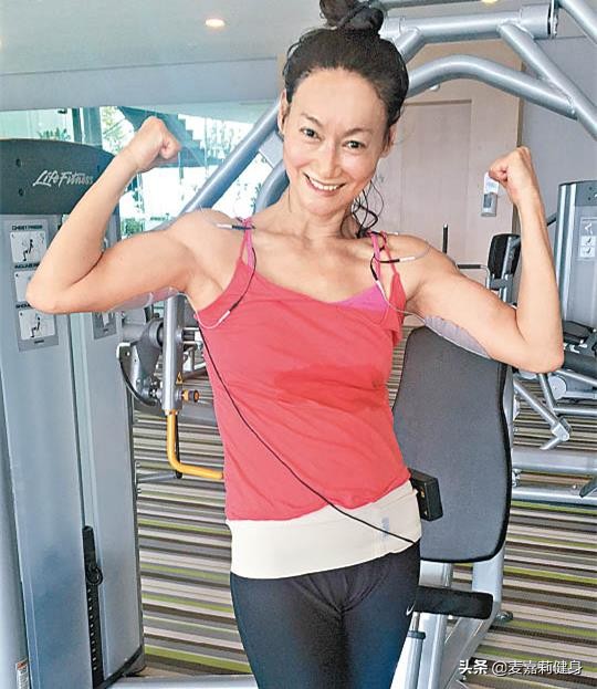 61-year-old Hui Yinghong reveals a swimsuit photo with slender limbs ...