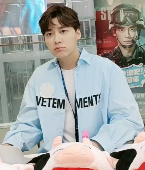 Celebrities sweeping the floor, Li Yifeng is cute, Reba Wu Lei is ...