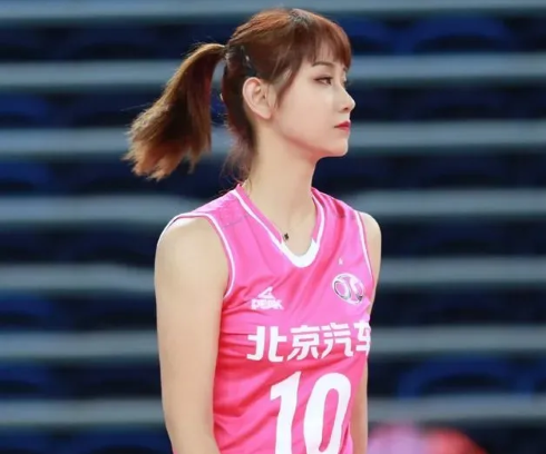 "New volleyball goddess" Wang Jiazheng, put on makeup on the court, arousing heated discussion ...